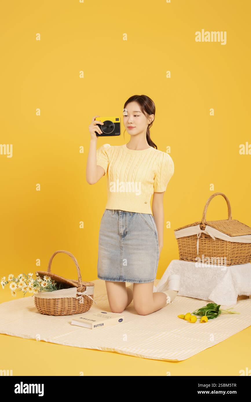 A woman in her 20s spreading out a mat and enjoying a picnic Stock ...