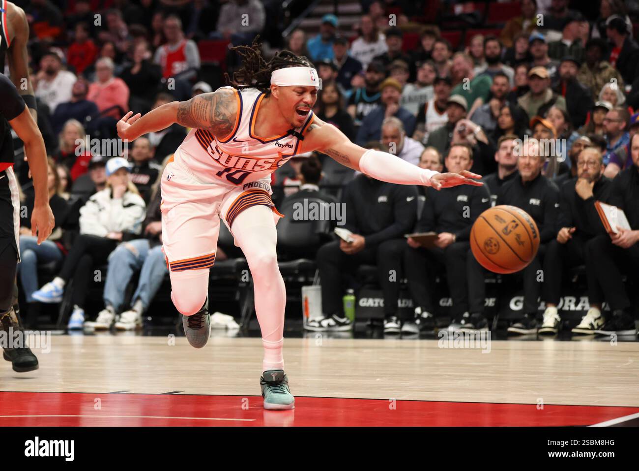 Phoenix Suns guard Damion Lee (10) grabs for a loose ball during an NBA ...