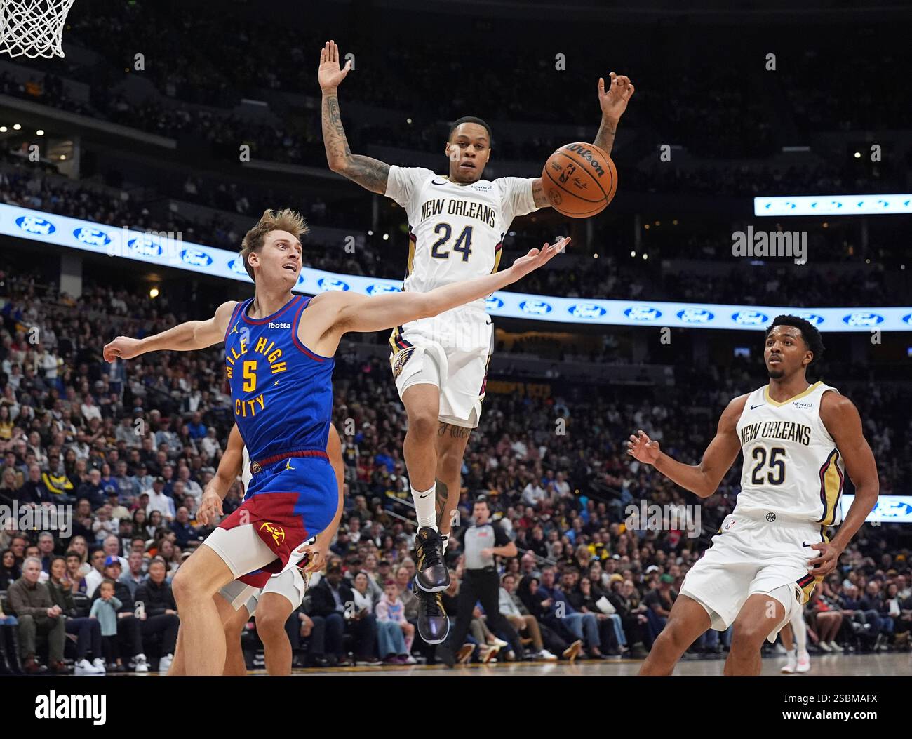 Denver Nuggets forward Hunter Tyson (5) reaches for the ball as New ...