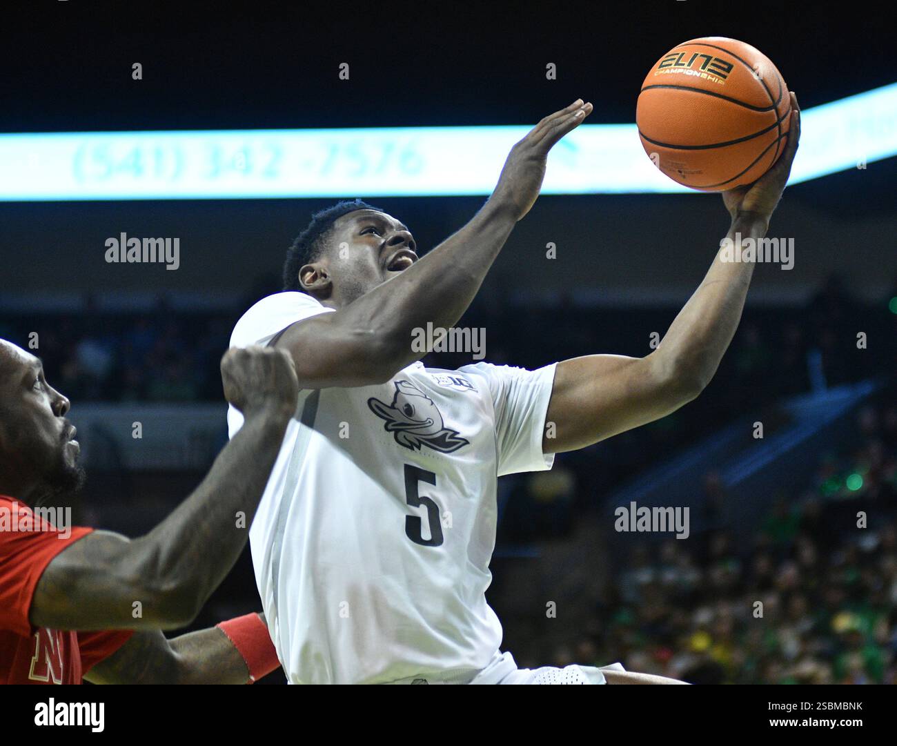 Oregon guard TJ Bamba (5) shoots in front of Nebraska forward Juwan ...