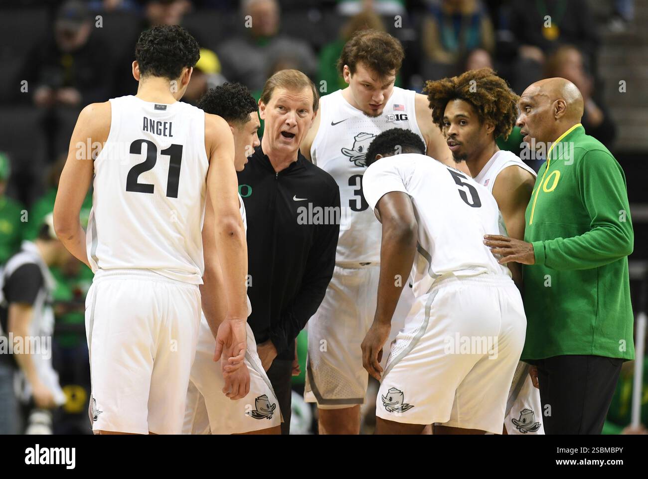 Oregon head coach Dana Altman and assistant coach Tony Stubblefield ...