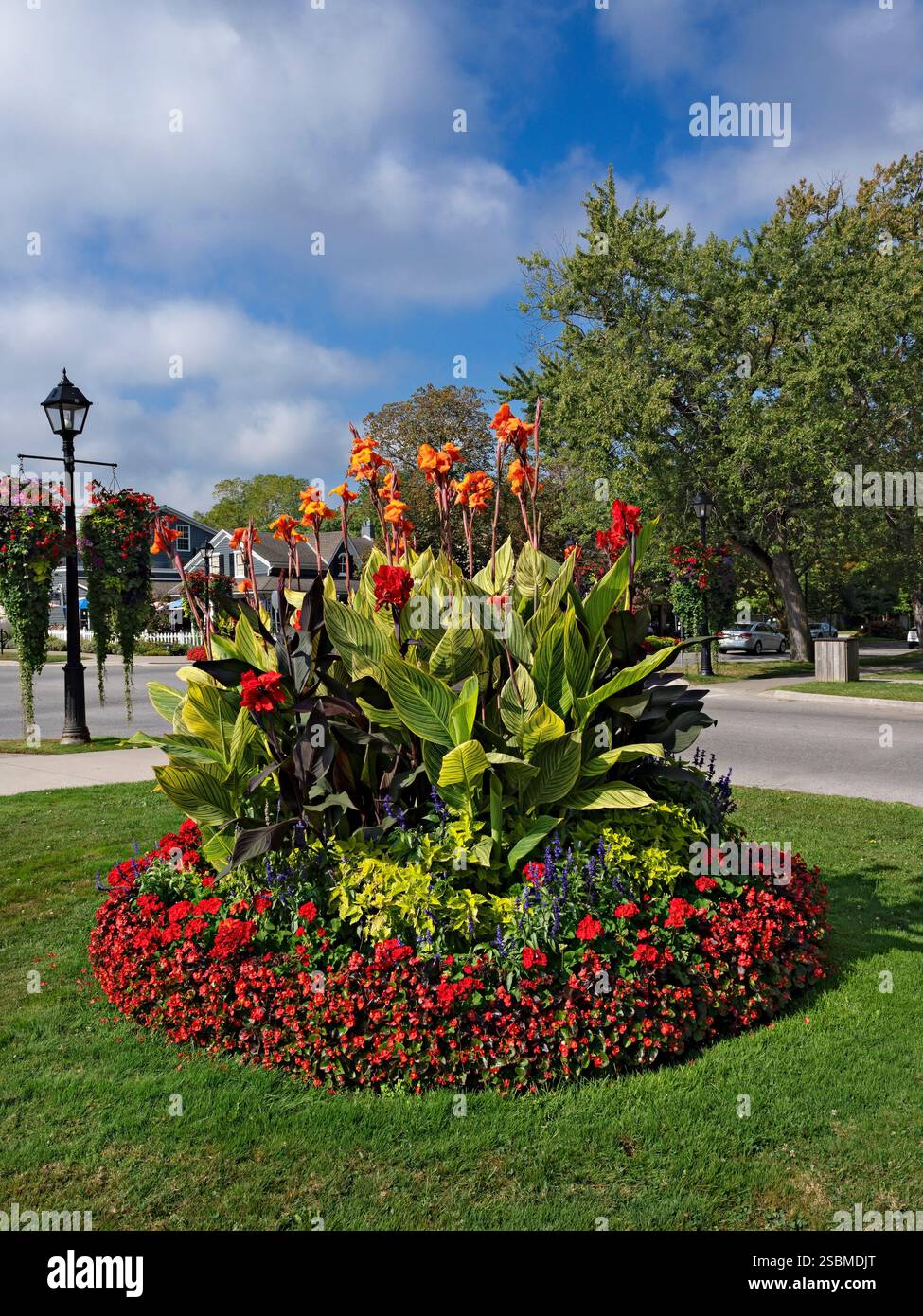Niagara on the Lake, Canada / Picturesque street scene along Picton ...