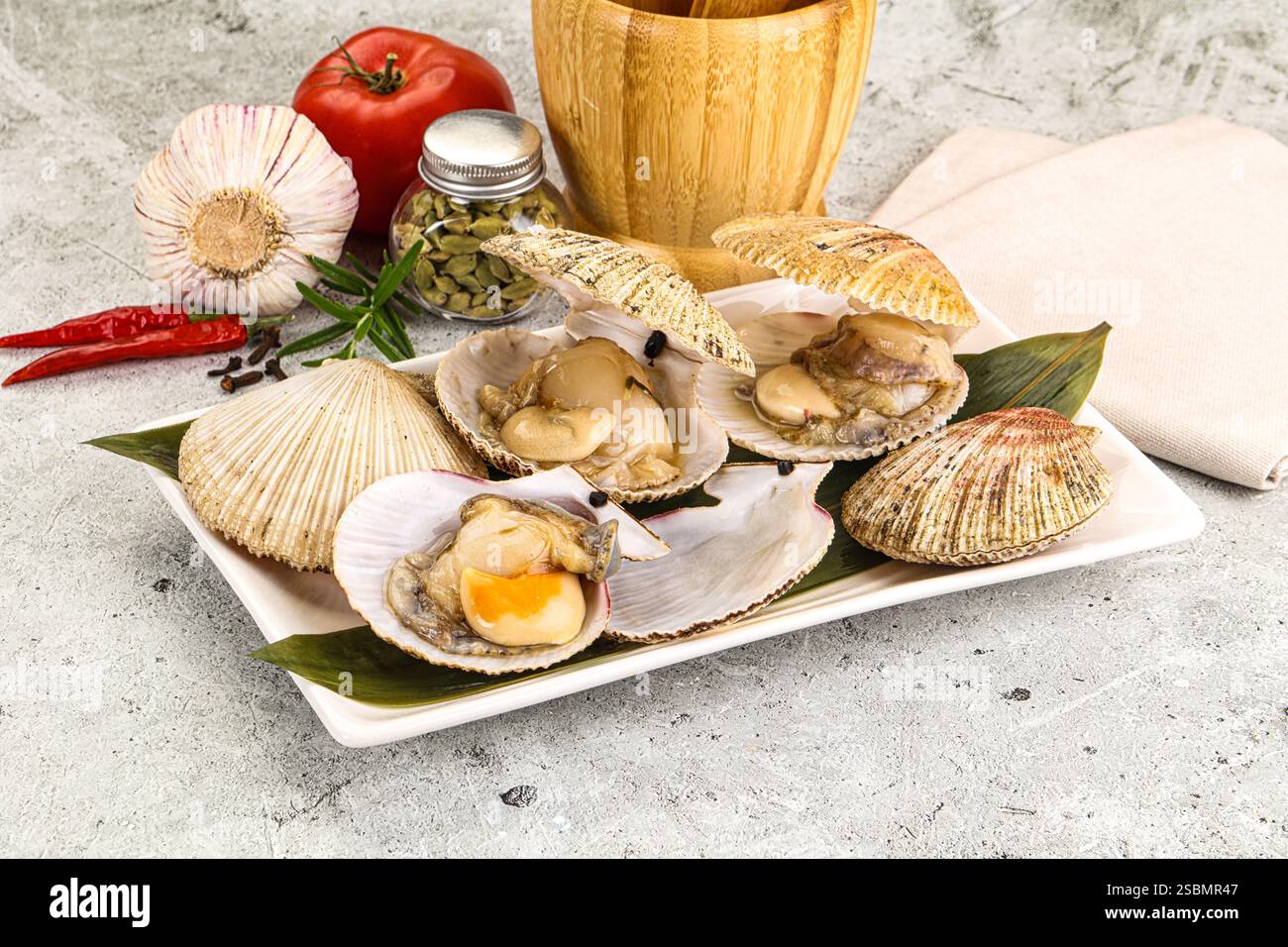 Raw fresh scallops in the shell for cooking Stock Photo - Alamy