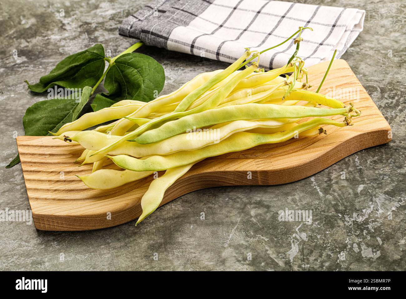 Raw green bean strings heap for cooking Stock Photo - Alamy