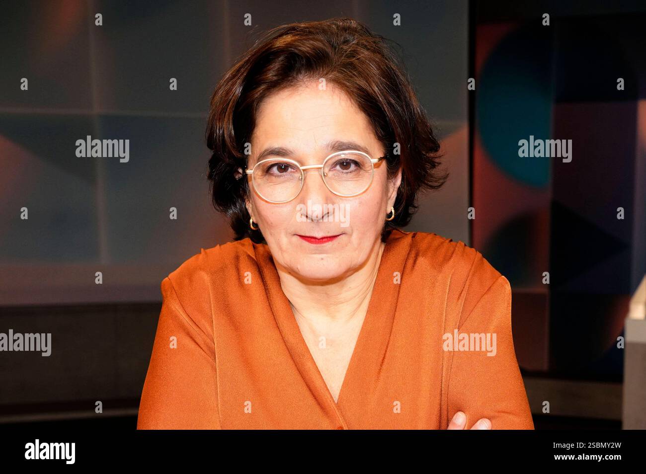 Isabel Schayani in der ARD-Talkshow hart aber fair im Studio Adlershof ...
