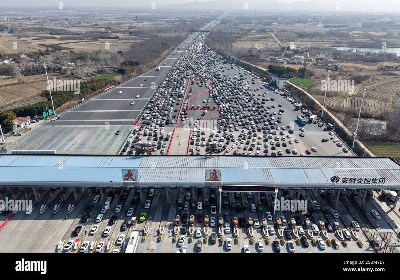 A large number of vehicles slowly pass Wuzhuang toll Station, the ...