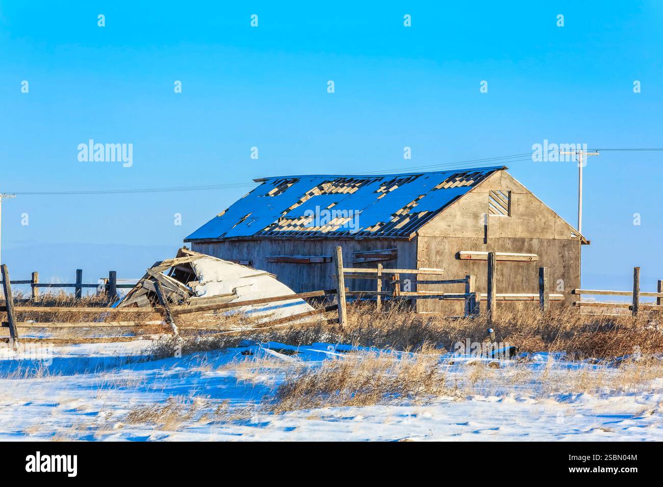 Ancient barn wood surrounded fence hi-res stock photography and images ...