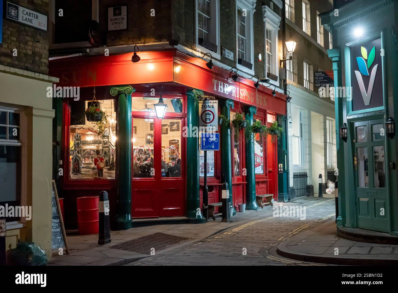 London pub exterior night hi-res stock photography and images - Alamy