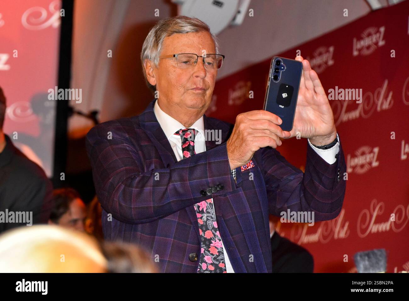 Wolfgang Walter Wilhelm Bosbach macht Handy Fotos CDU Politiker und ...