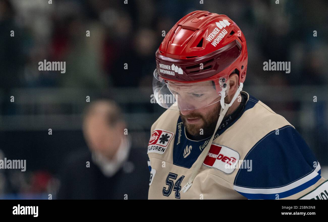 Ben Marshall (Schwenninger Wild Wings, #54) mit gesenktem / haengendem ...