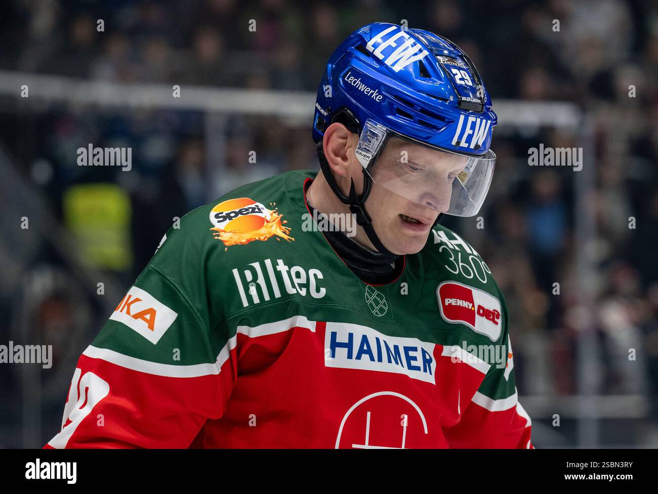 Denis Reul (Augsburger Panther, #29) mit gesenktem / haengendem Kopf ...
