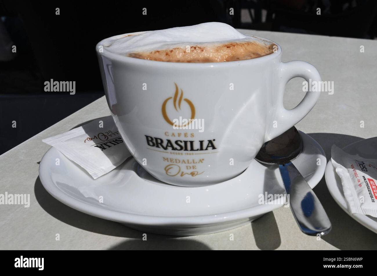 Cafes Brasilia Desde 1960, Cafe bzw Cappuccino. Brasilia ist eine Marke ...