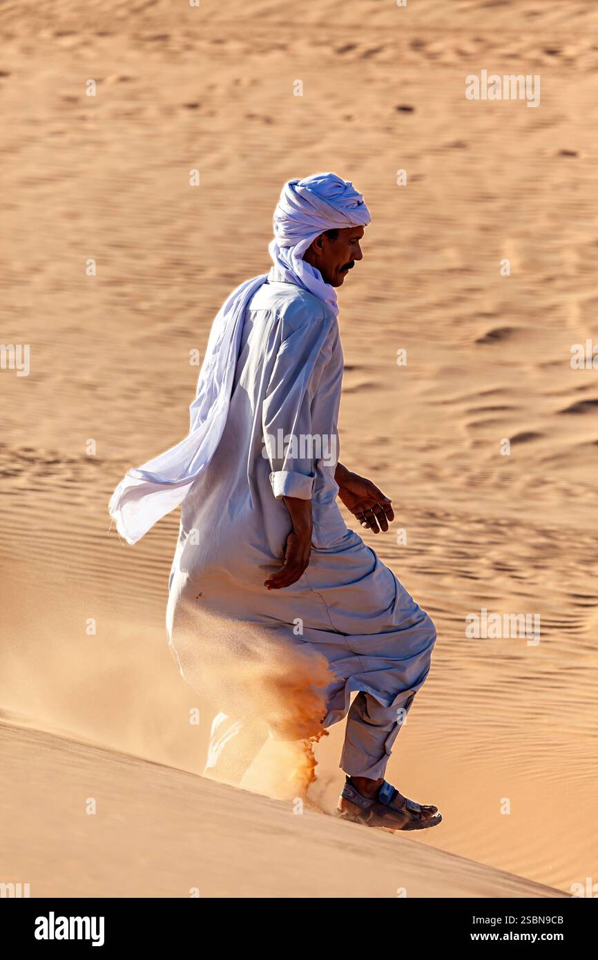 The Tuareg and People of the Sahara Desert in Algeria Stock Photo - Alamy