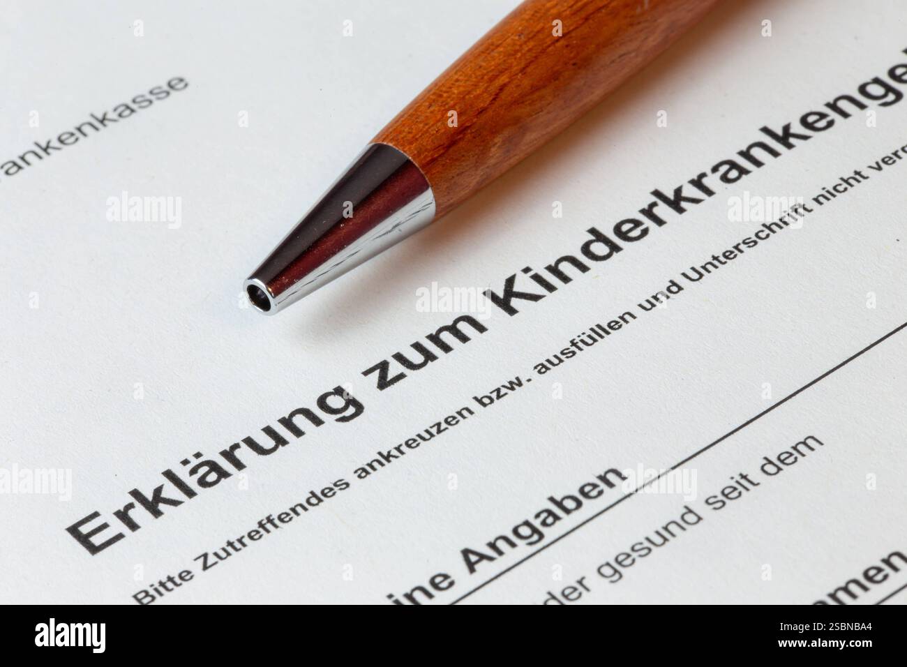 Nahaufnahme von einem Formular für Kinderkrankengeld von der ...