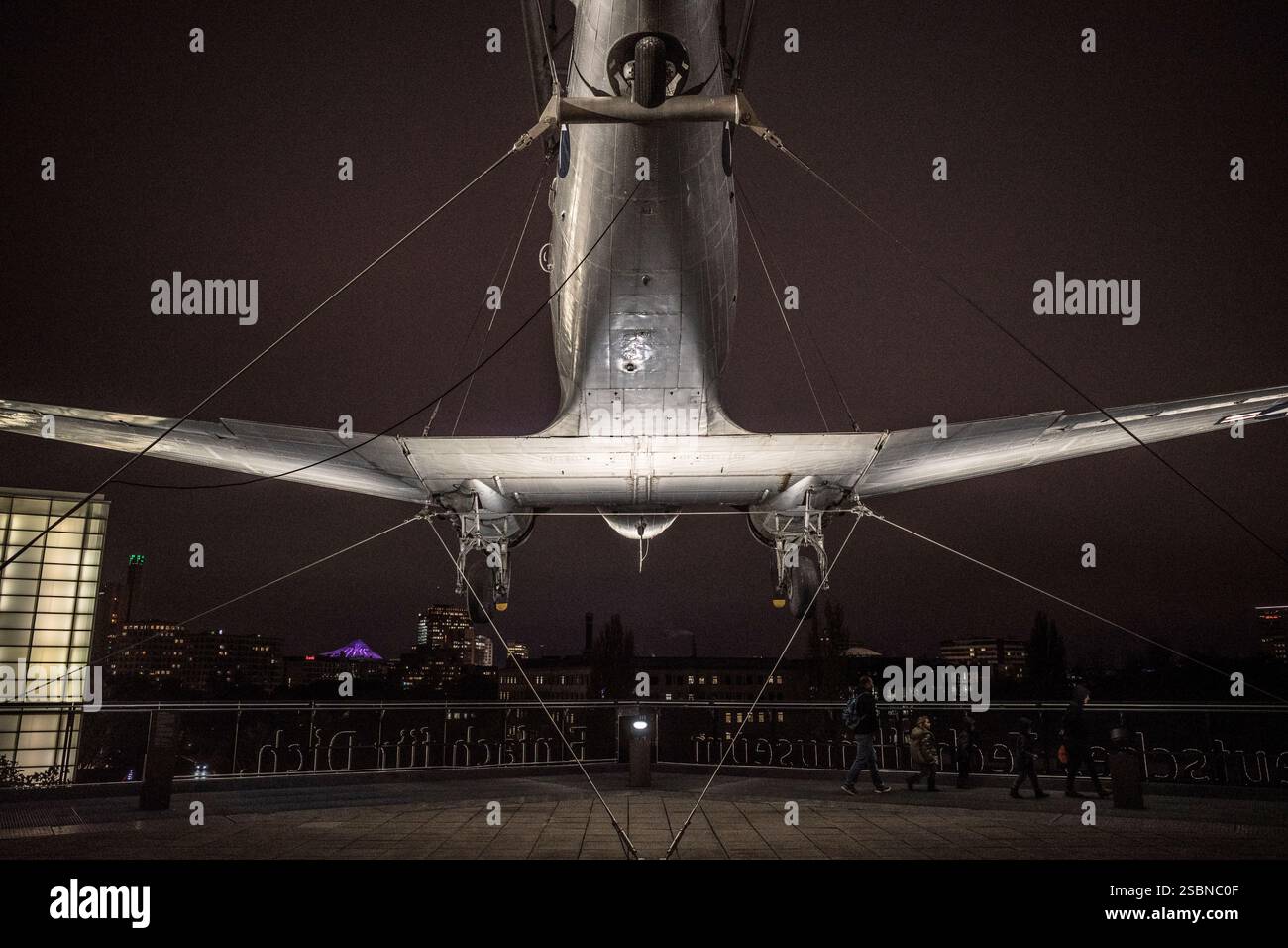 DAKOTA DOUGLAS DC3 - STIFTONG DEUTSHES TECHNIKMUSEUM IN BERLIN ...