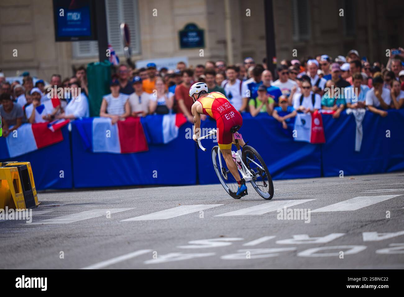 Roberto Sánchez Mantecón participating in the triathlon at the Paris ...