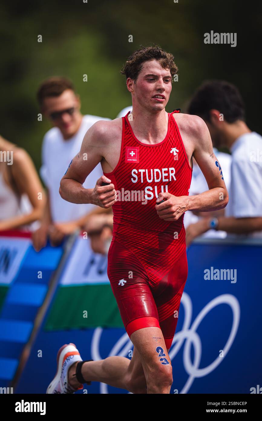 Max Studer participating in the triathlon at the Paris 2024 Olympic Games Stock Photo - Alamy