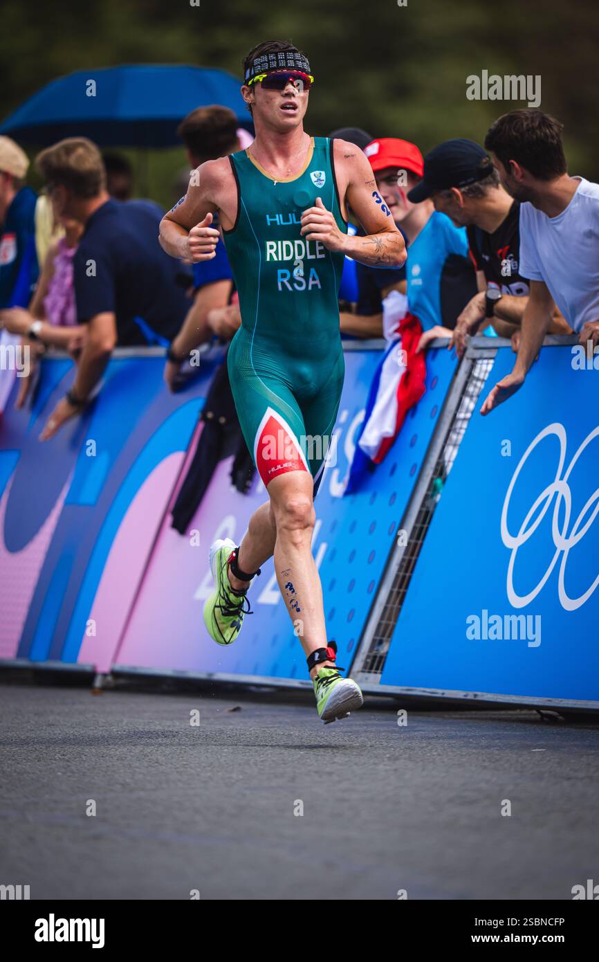 Jamie Riddle participating in the triathlon at the Paris 2024 Olympic ...