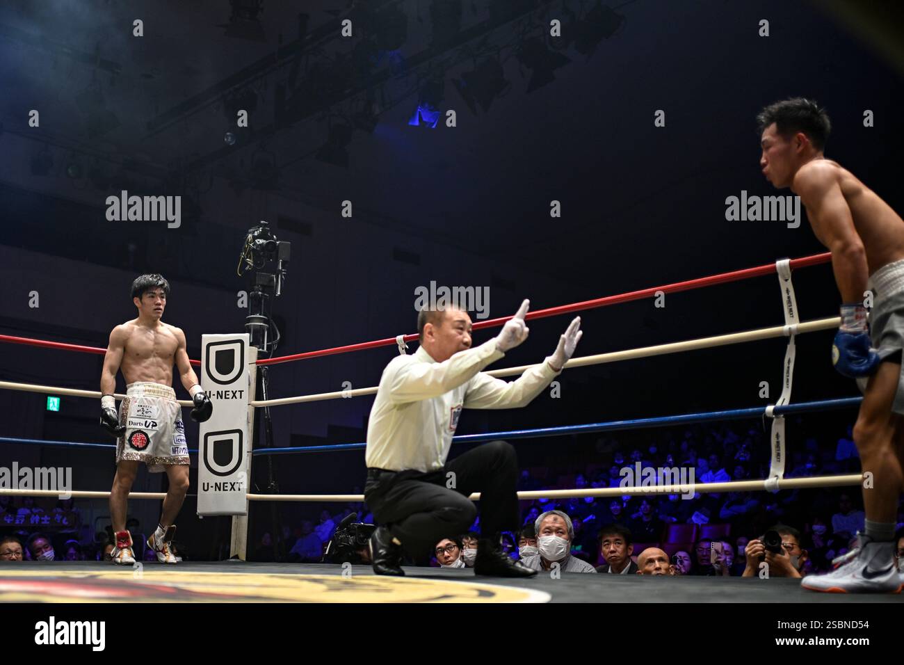 Tokyo, Japan. 18th Jan, 2025. Champion Mikito Nakano (black gloves) waits in the neutral corner ...