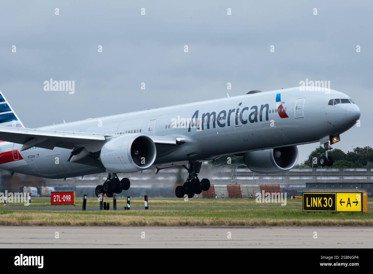 An American Airlines B777-300ER seconds from touchdown Stock Photo - Alamy