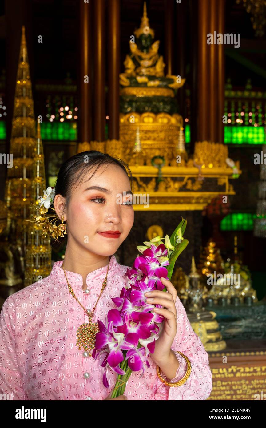 Thailand, Chiang Raï district, Chiang Raï, Wat Pha Kaew temple, Dancer ...