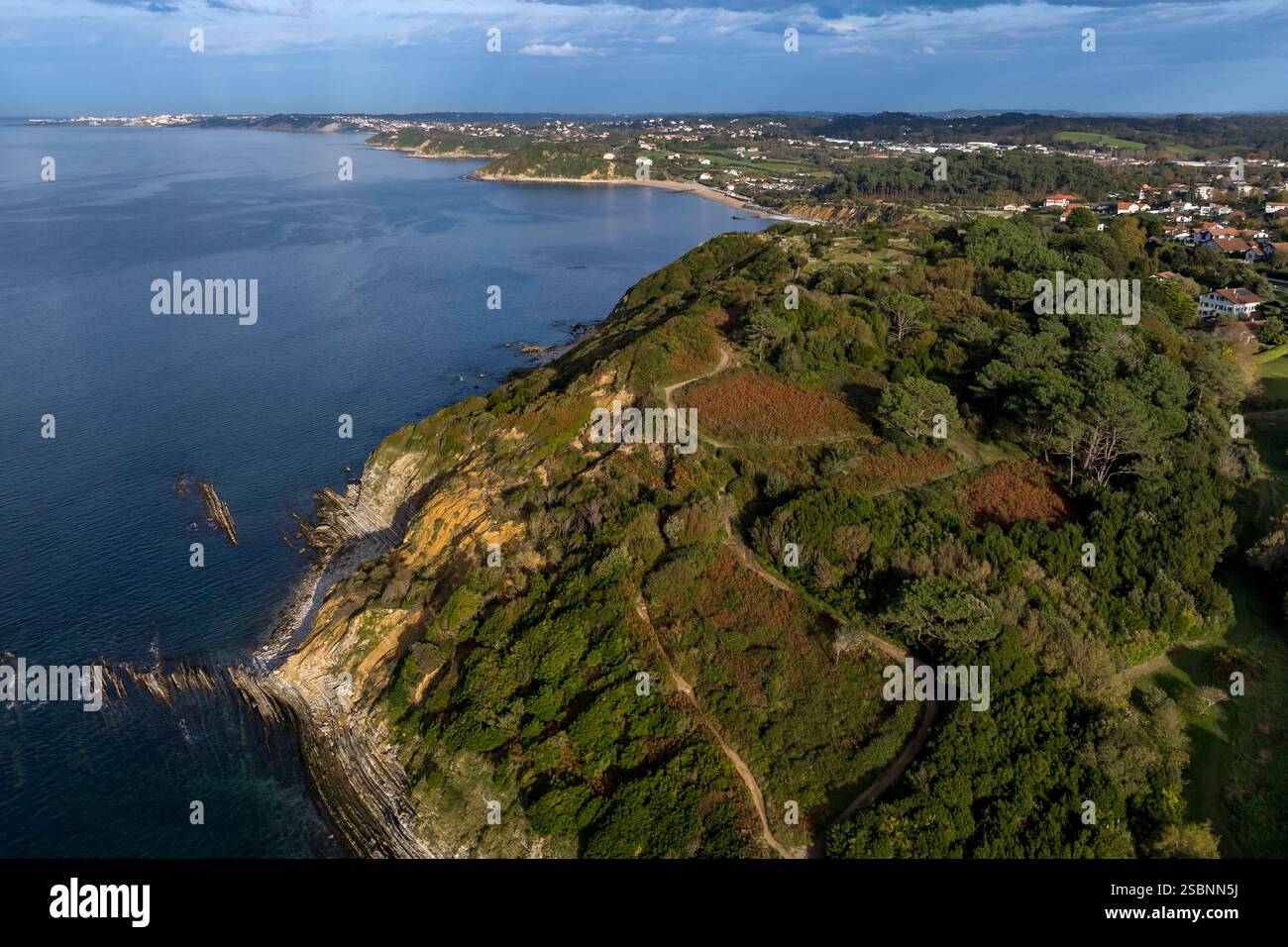 Pile dassiettes hi-res stock photography and images - Alamy