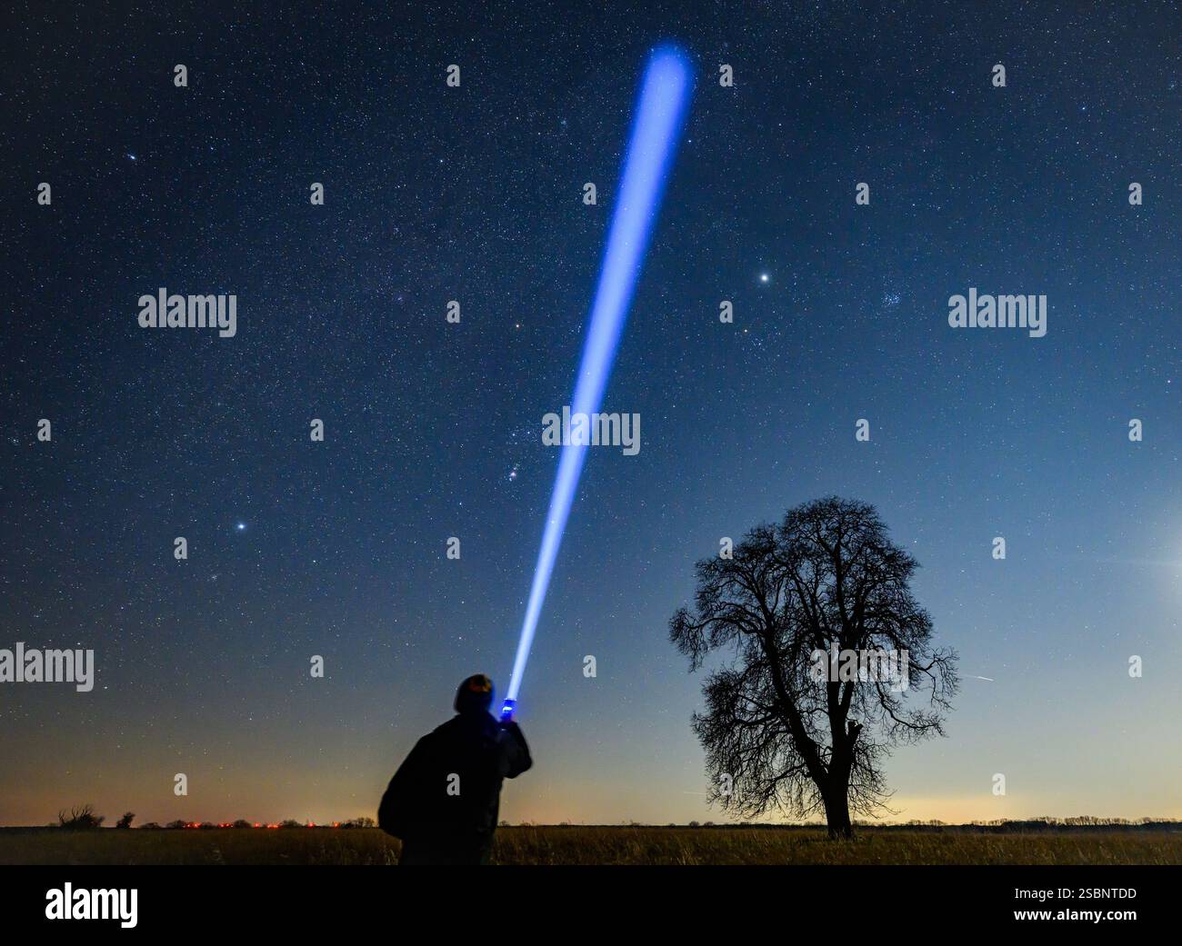 Lietzen, Germany. 03rd Feb, 2025. A person shines a flashlight into the ...
