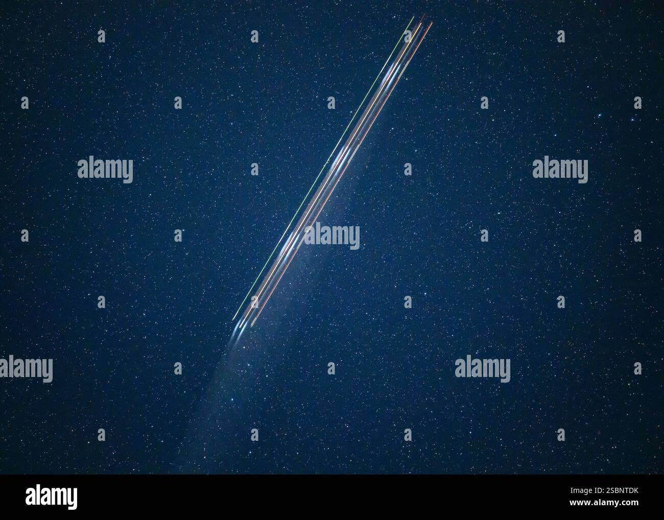 Lietzen, Germany. 03rd Feb, 2025. Only the light traces of an airplane ...