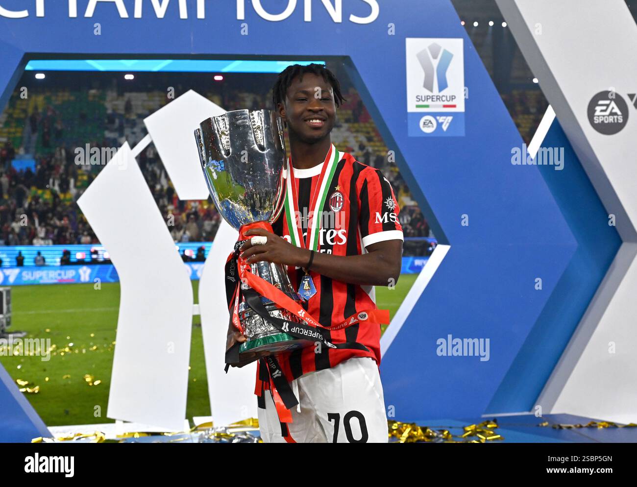 RIYADH, SAUDI ARABIA - JANUARY 06: Chaka Traorè of AC Milan celebrate ...