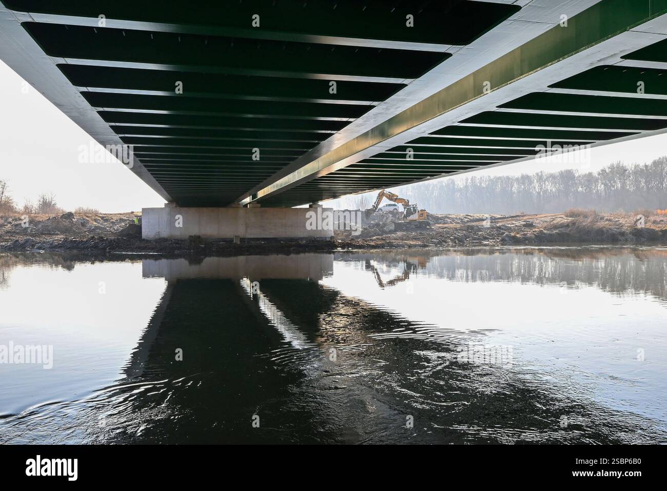Slovak railwaymen have installed the second bridge over the Morava ...