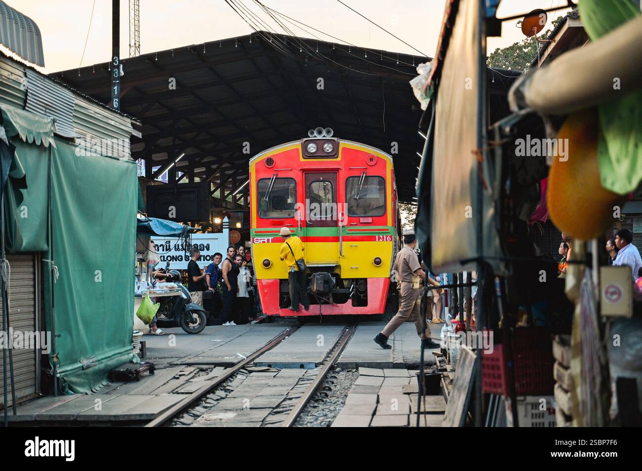 Maeklong Railway Market, Samut Songkhram, Maeklong Station Stock Photo - Alamy