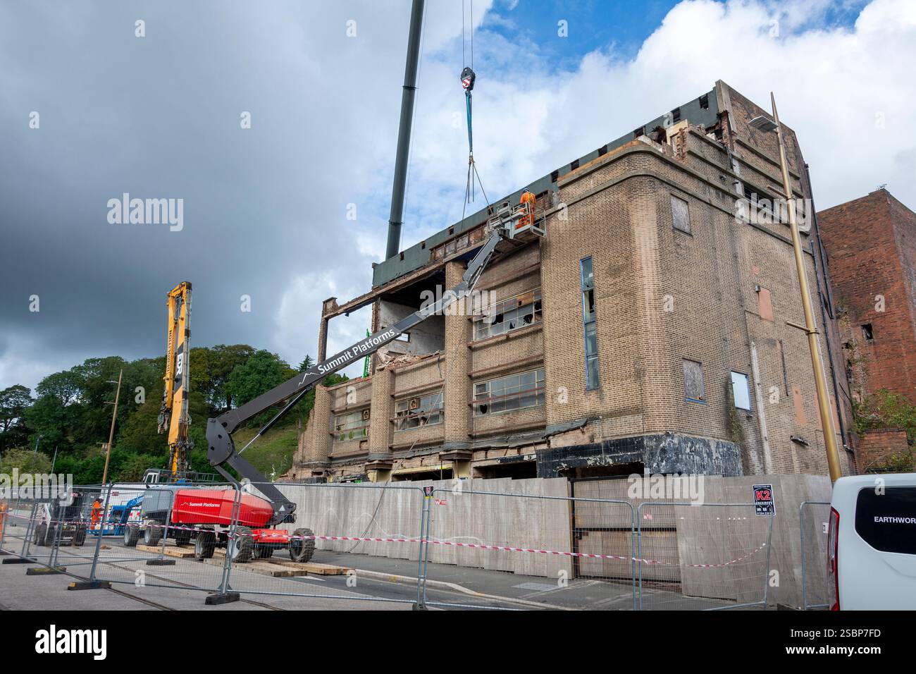 The demolition of Dudley Hippodrome and JB's. Construction crews ...