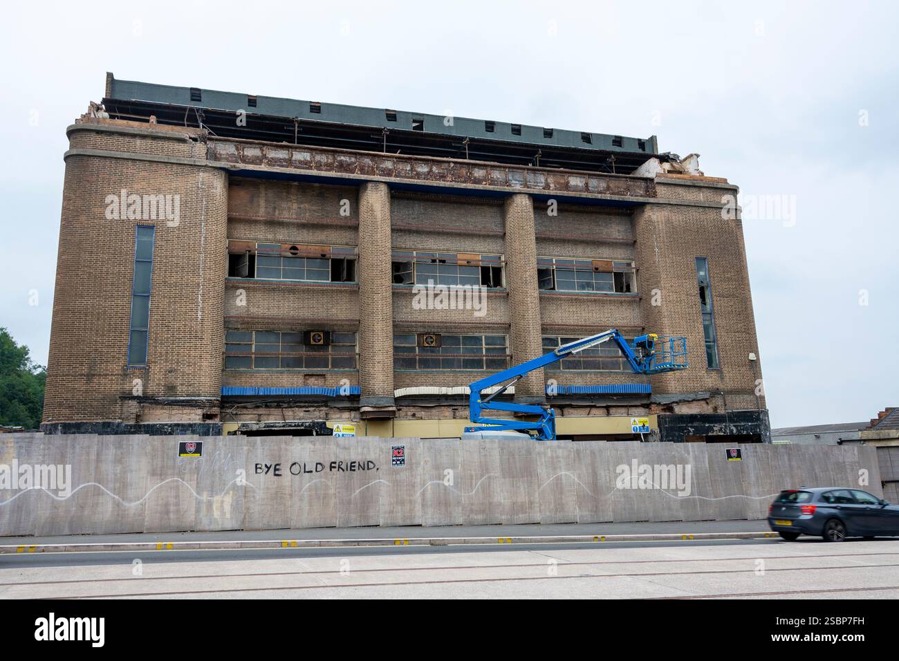 The demolition of Dudley Hippodrome and JB's. Construction crews ...