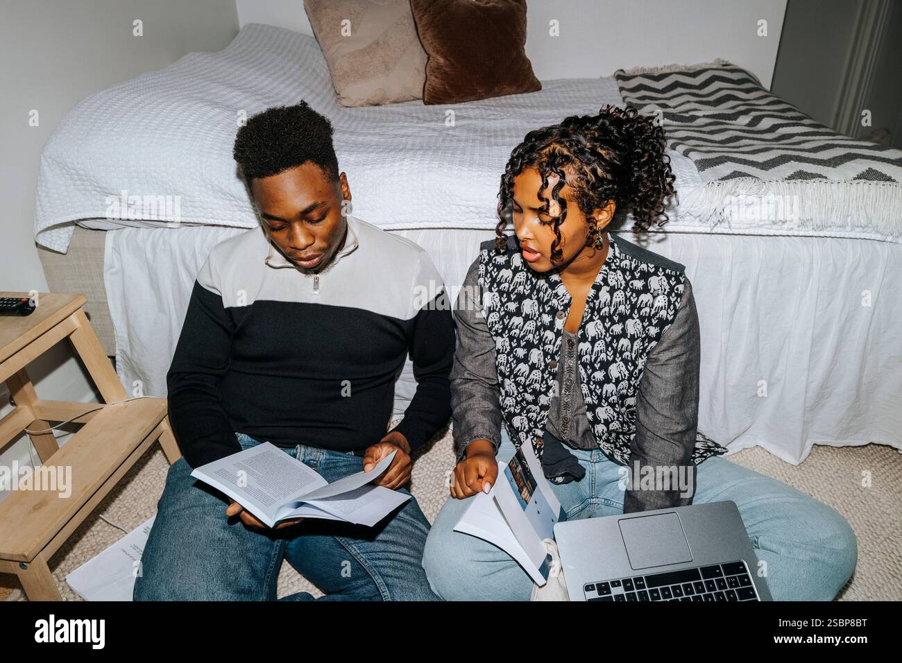 Two college roommates sharing room hi-res stock photography and images ...