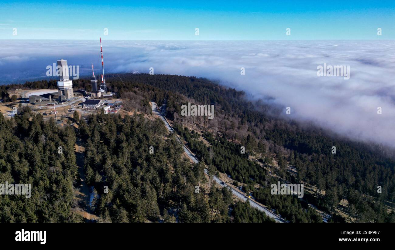 Schmitten, Germany. 05th Feb, 2025. While the sun shines on the plateau ...