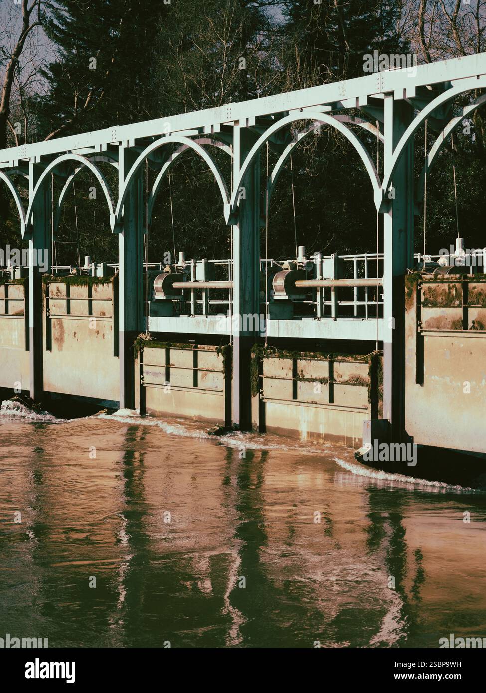 The Weir at Marsh Lock, Oxfordshire Landscape, Henley-on-Thames ...