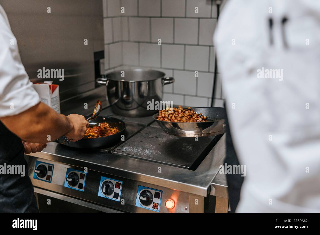 Male chef cook food stove hi-res stock photography and images - Alamy