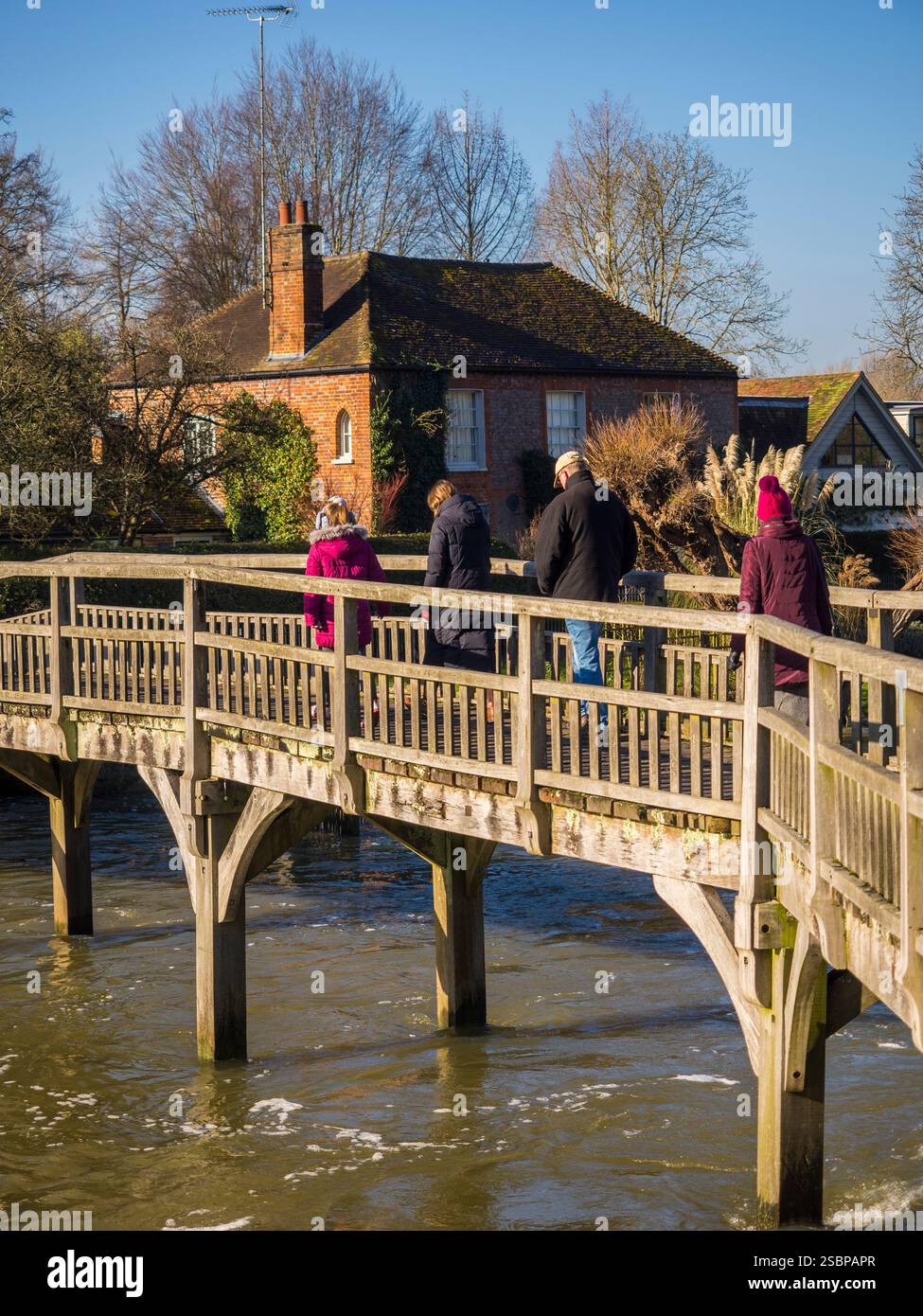 The Walkway at Marsh Lock, Henley-on-Thames, Oxfordshire, England, UK ...