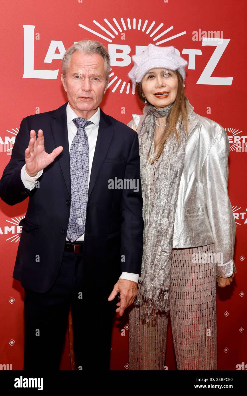 Schauspieler John Savage und Schauspielerin Cassandra Gava bei der ...