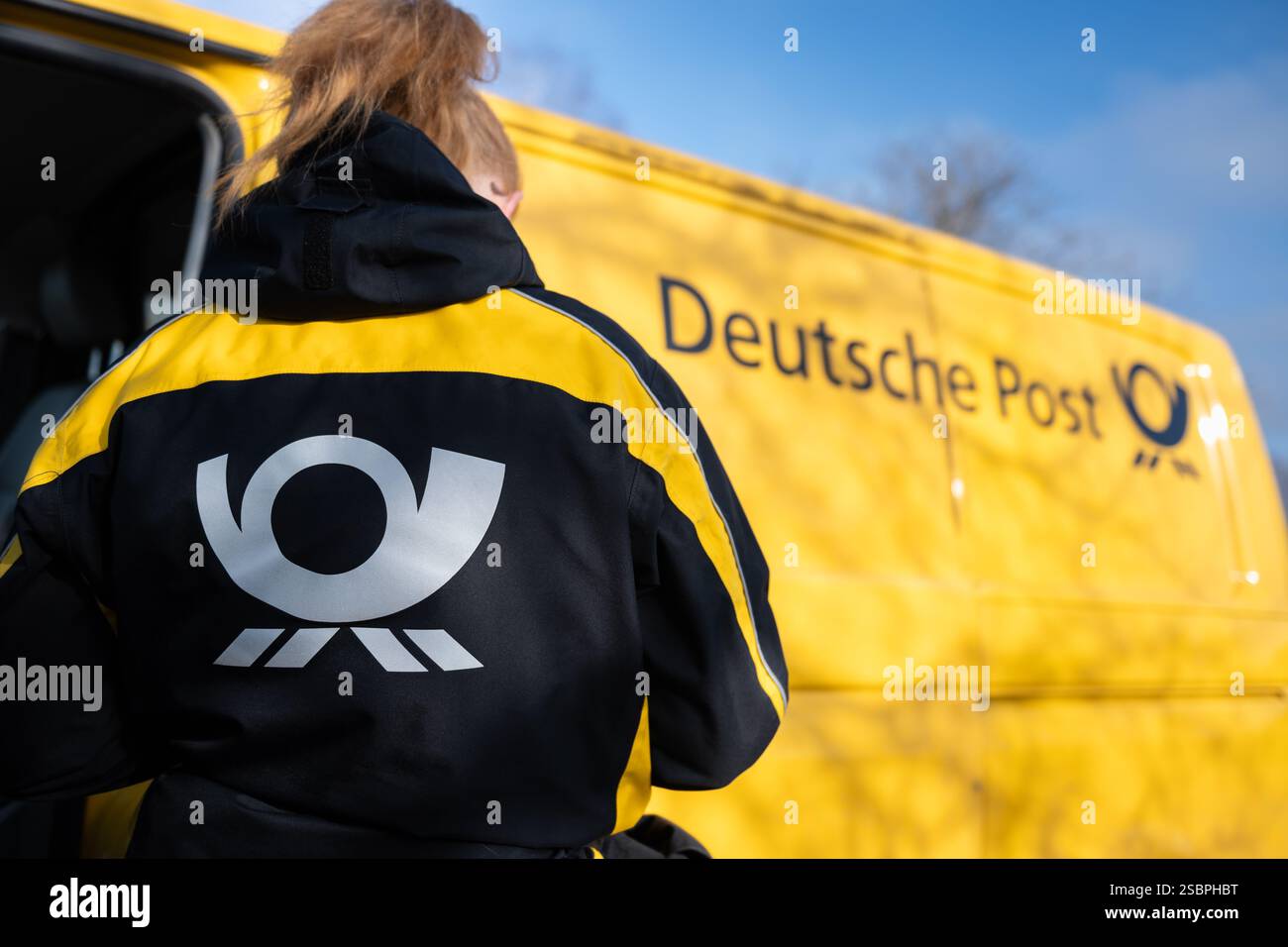 Rottweil, Germany. 04th Feb, 2025. A postwoman wears a jacket with the ...