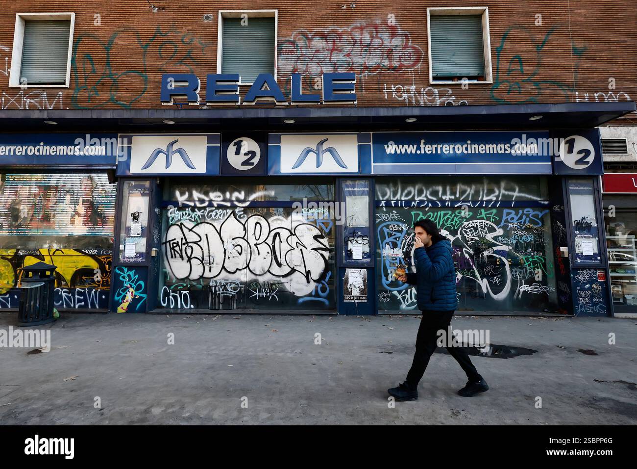 Roma, Italia. 04th Feb, 2025. Sale cinematografiche chiuse, il Cinema ...