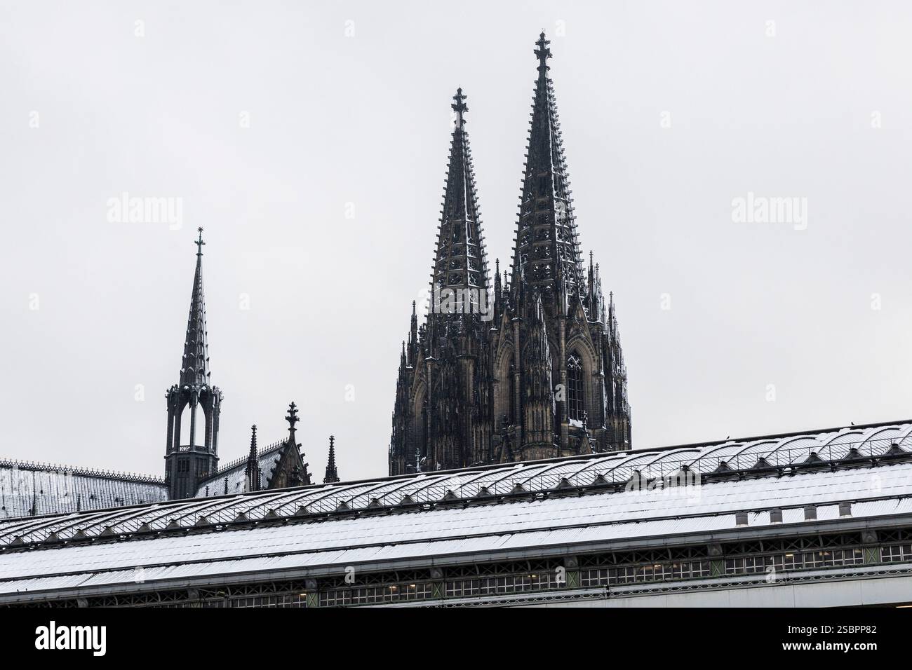 roof of the main station and the cathedral, snow, winter, Cologne ...