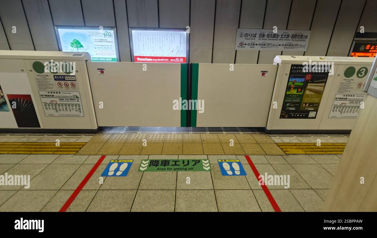 Subway queue hi-res stock photography and images - Alamy