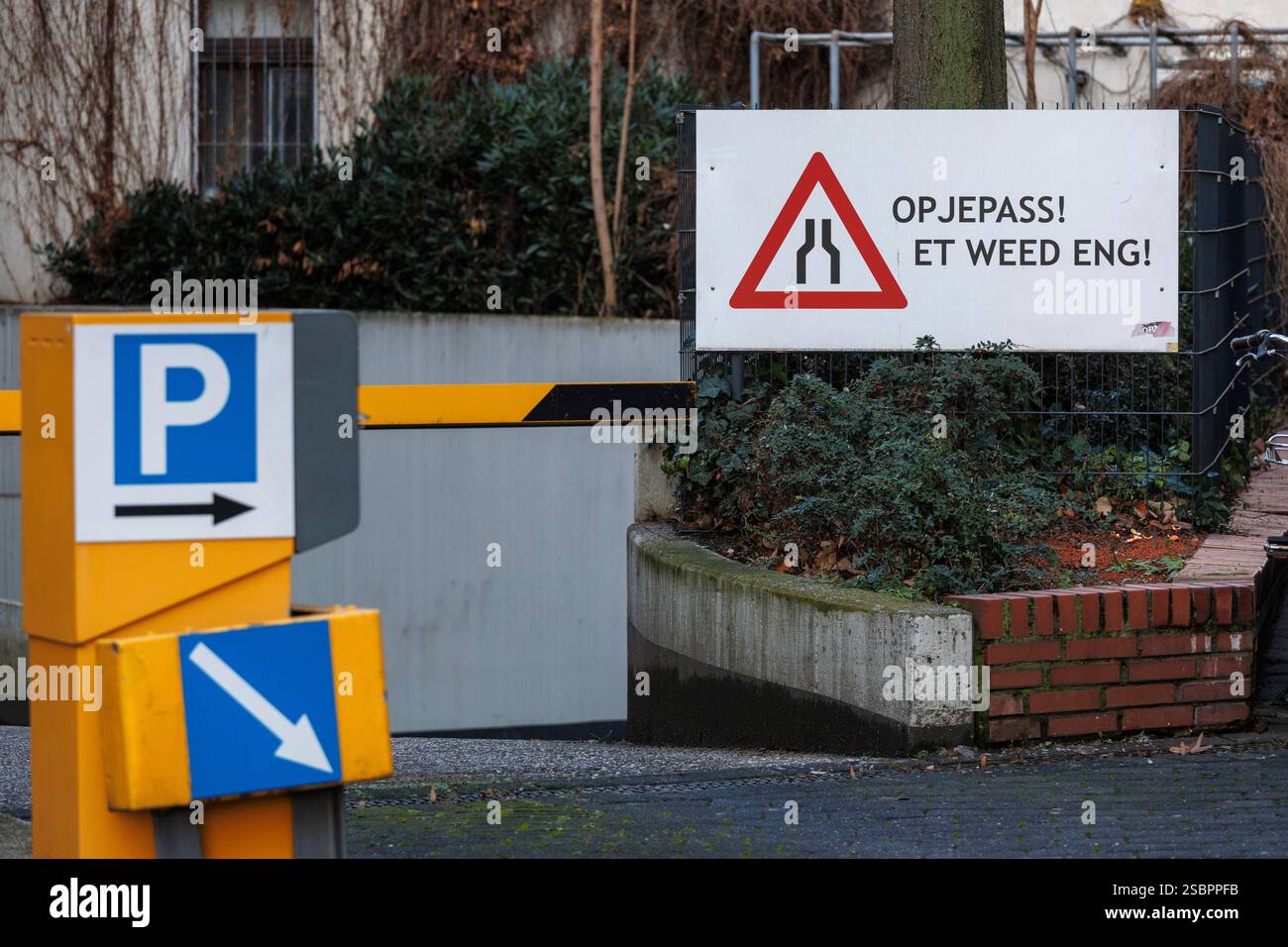 sign in Cologne dialect at the entrance to a parking garage on Magnus ...