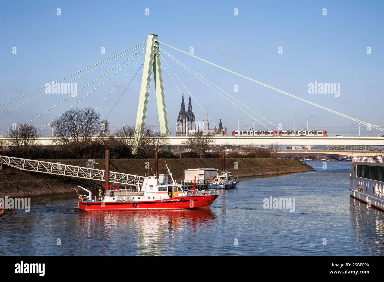 Rhine harbor Deutz, view to the Severins bridge and the cathedral, fire ...