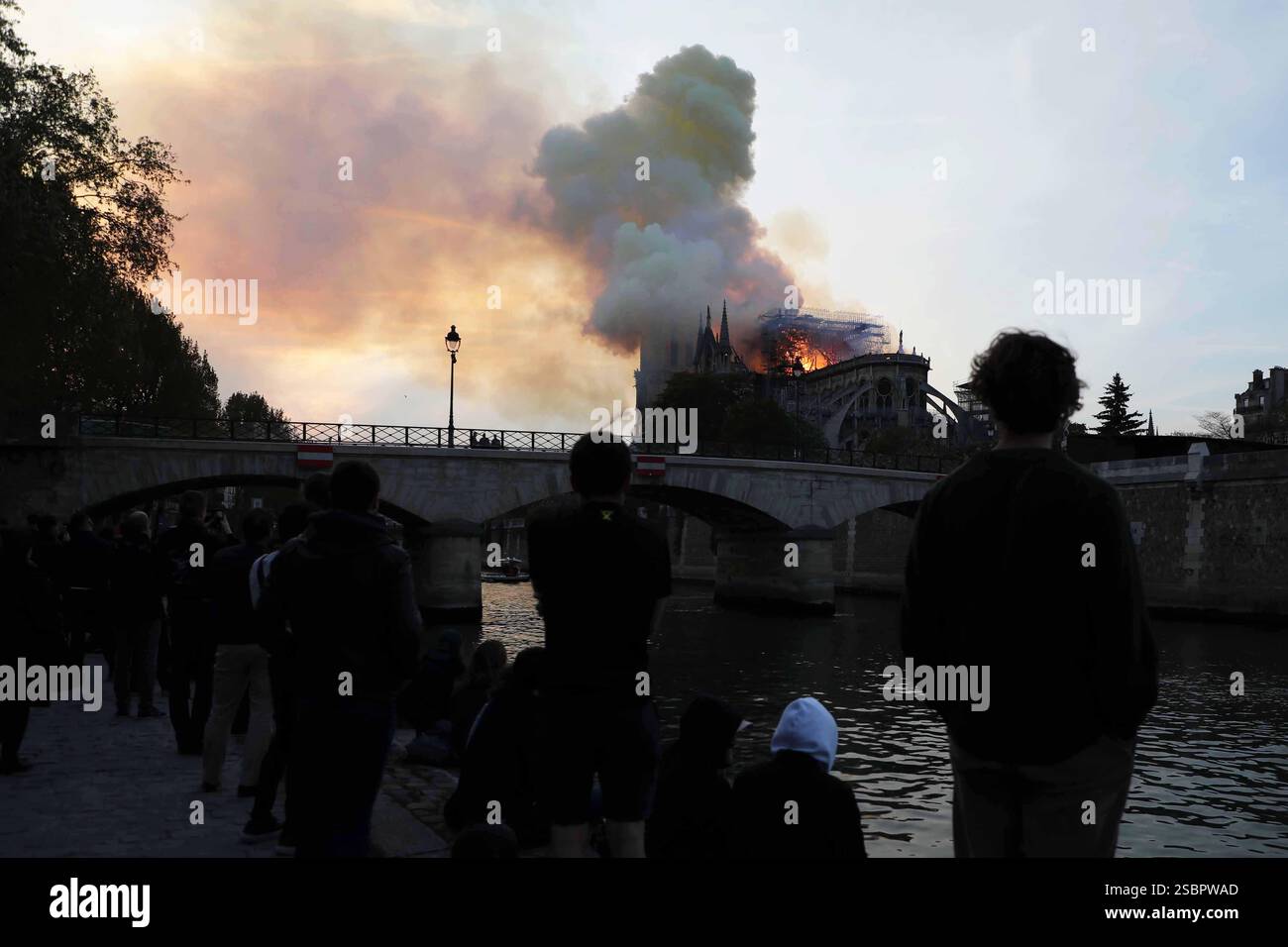 15/04/2019 Several hundred firefighters intervened to extinguish the ...