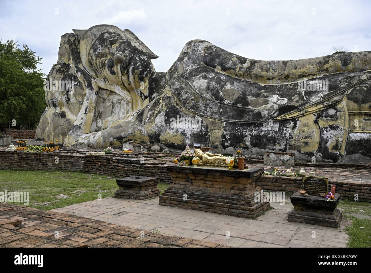 Reclining Buddha in Wat Lokayasutharam, Temple of the Resting Buddha ...