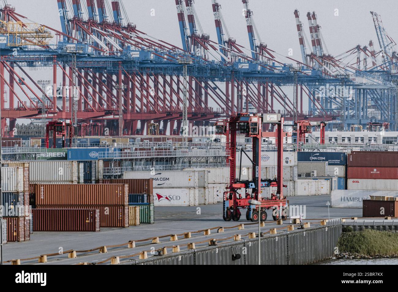 Aufnahme des Container Terminals in Bremerhaven, 08.05.2023 ...