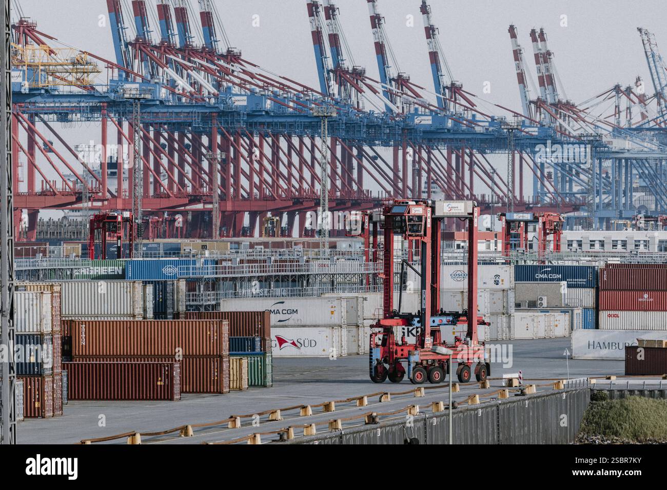 Aufnahme des Container Terminals in Bremerhaven, 08.05.2023 ...