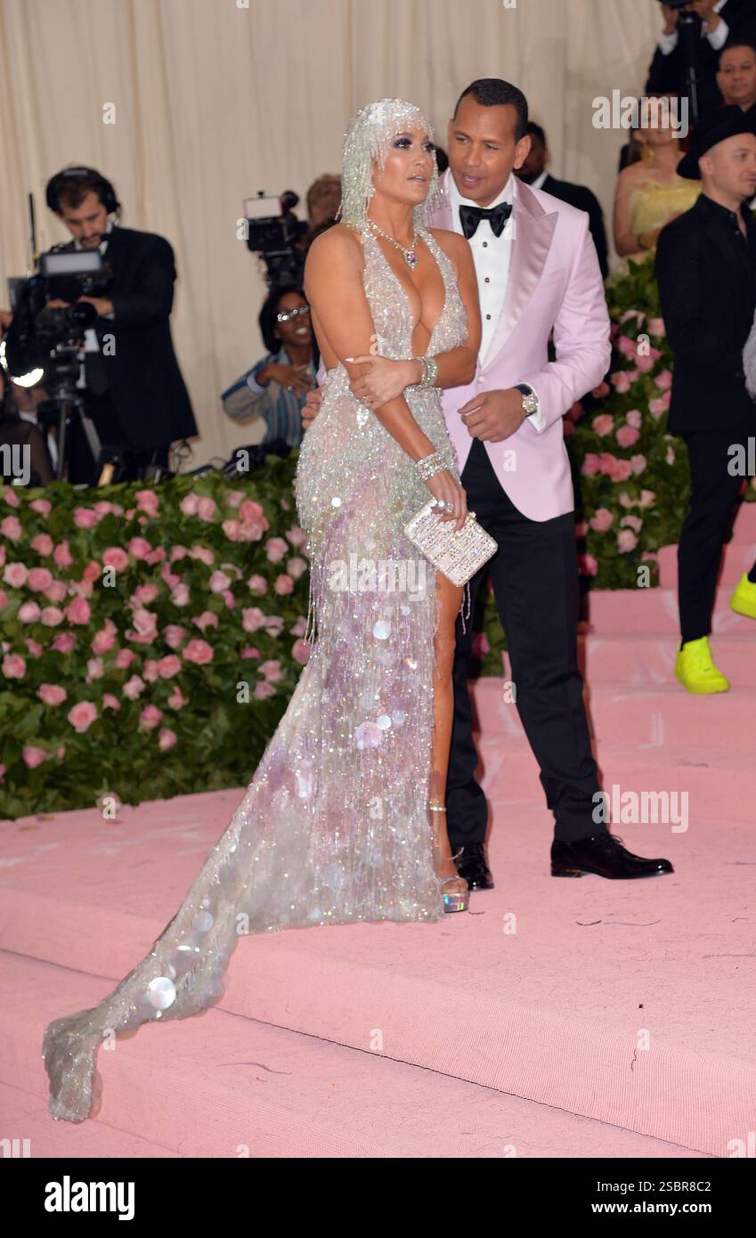 Jennifer Lopez and Alex Rodriguez arriving at the 2019 Met Gala ...